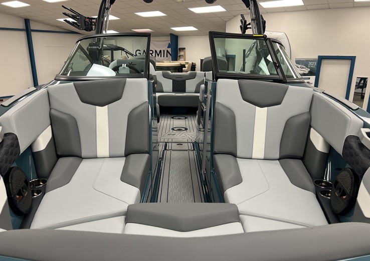 2025 Mastercraft XT22 - Magnetic Blue/Gunmetal Flake