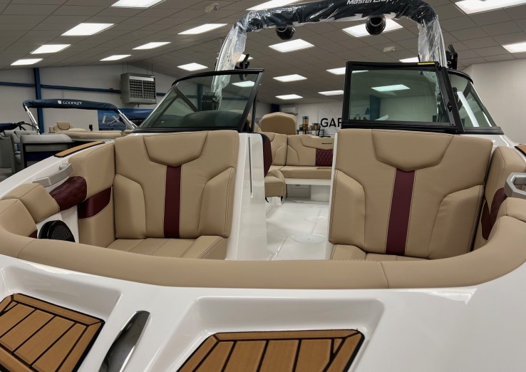 2024 Mastercraft XT20 - Midnite Black/Sangria Flake