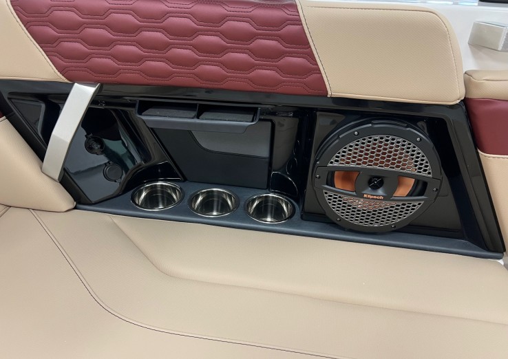 2024 Mastercraft XT20 - Midnite Black/Sangria Flake