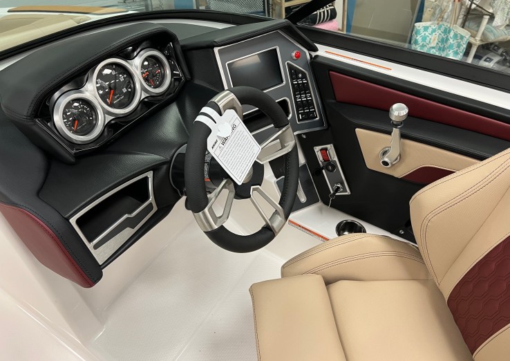 2024 Mastercraft XT20 - Midnite Black/Sangria Flake