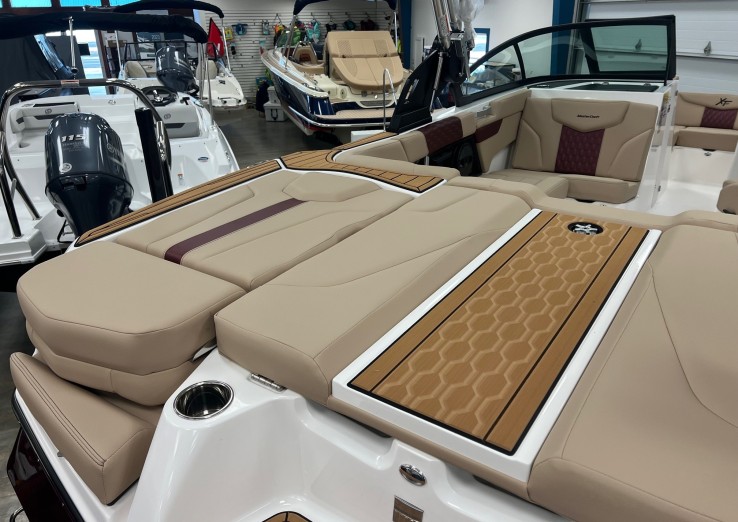 2024 Mastercraft XT20 - Midnite Black/Sangria Flake